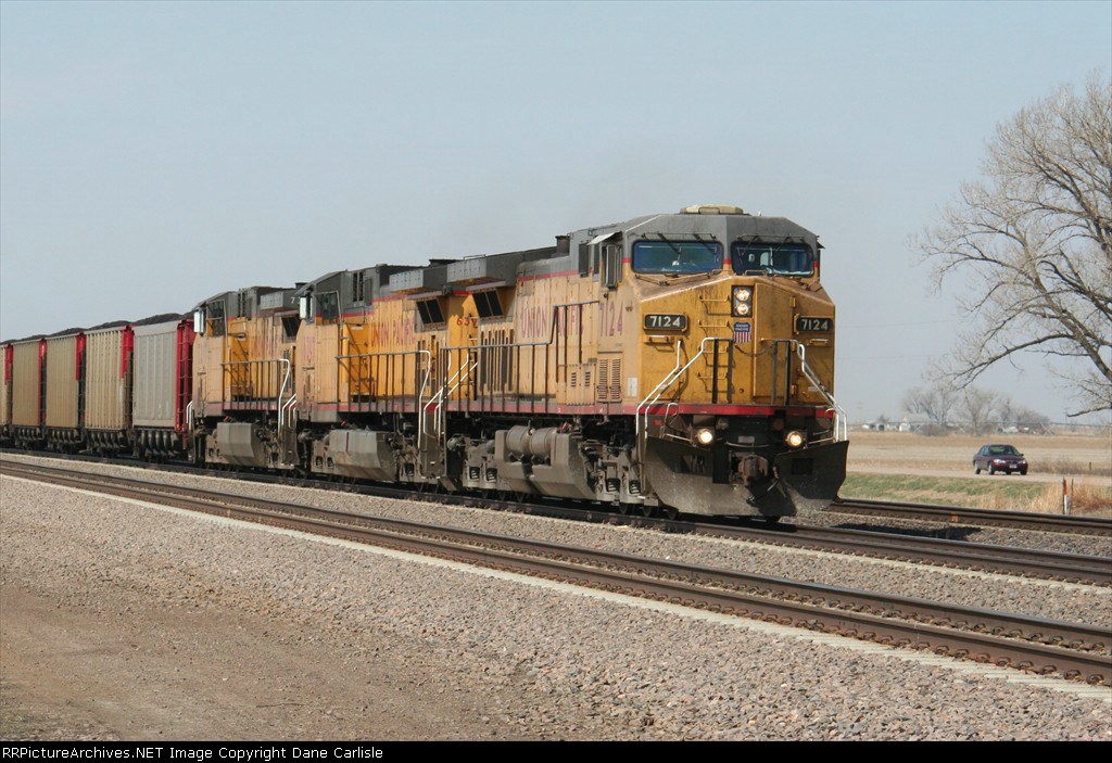 UP 7124 leads a EB NSPX drag past Windmill Rd @ 12:56